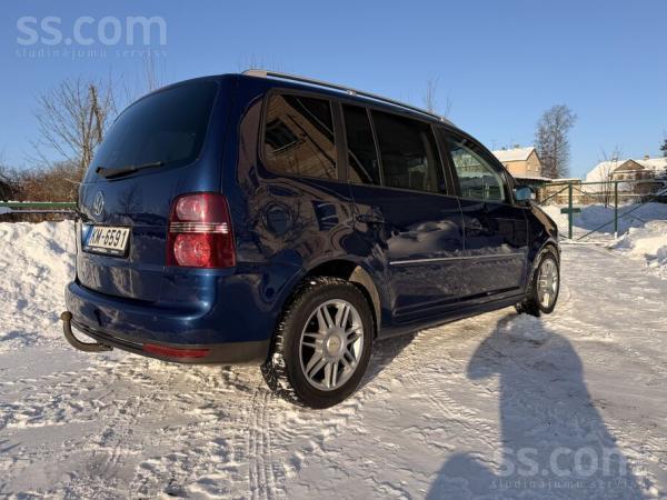 Zils Volkswagen Touran 2009 Daugavpils, ar dzinēja tilpumu 2.00 L un nobraukumu 361 tūkst. km par 3000 €, foto 2 vietnē AUTOMOTO.COM.LV