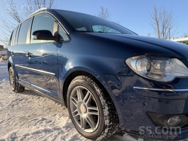 Zils Volkswagen Touran 2009 Daugavpils, ar dzinēja tilpumu 2.00 L un nobraukumu 361 tūkst. km par 3000 €, foto 3 vietnē AUTOMOTO.COM.LV