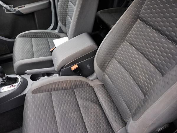 Blue Volkswagen Touran 2009 in Birzai, with an engine capacity of 2.00 L and mileage of 377 thousand km for 3100 €, photo 11 on AUTOMOTO.COM.LV