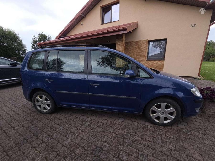 Zils Volkswagen Touran 2009 Viļņa, ar dzinēja tilpumu 1.90 L un nobraukumu 280 tūkst. km par 3200 €, foto 13 vietnē AUTOMOTO.COM.LV