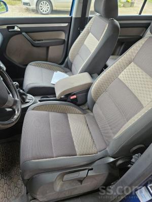 Zils Volkswagen Touran 2009 Valmiera, ar dzinēja tilpumu 2.00 L un nobraukumu 186 tūkst. km par 2990 €, foto 7 vietnē AUTOMOTO.COM.LV