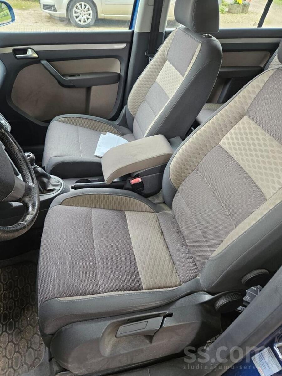 Zils Volkswagen Touran 2009 Valmiera, ar dzinēja tilpumu 2.00 L un nobraukumu 186 tūkst. km par 2990 €, foto 7 vietnē AUTOMOTO.COM.LV