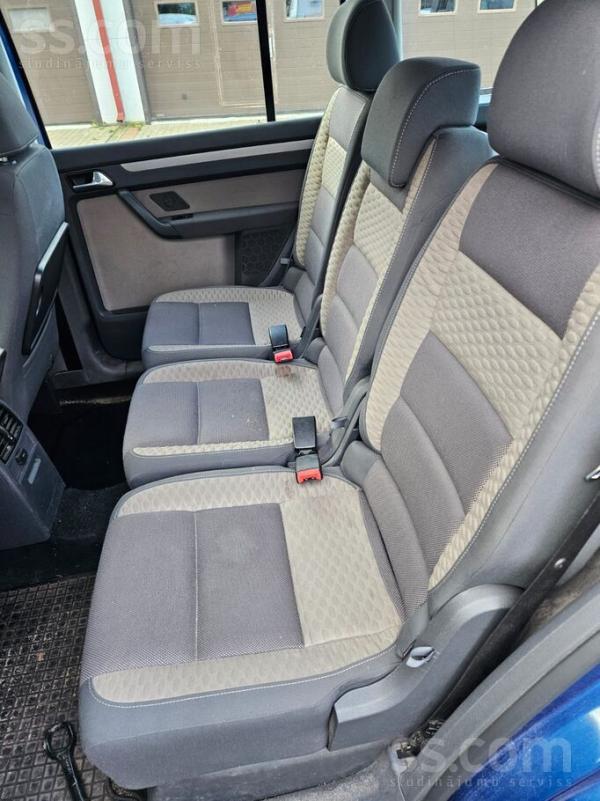Zils Volkswagen Touran 2009 Valmiera, ar dzinēja tilpumu 2.00 L un nobraukumu 186 tūkst. km par 2990 €, foto 8 vietnē AUTOMOTO.COM.LV