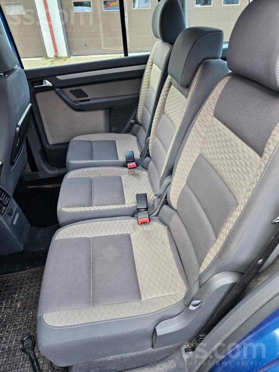Zils Volkswagen Touran 2009 Valmiera, ar dzinēja tilpumu 2.00 L un nobraukumu 186 tūkst. km par 2990 €, foto 8 vietnē AUTOMOTO.COM.LV
