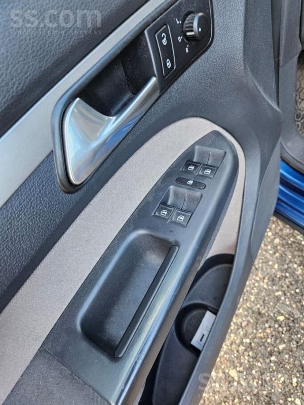 Zils Volkswagen Touran 2009 Valmiera, ar dzinēja tilpumu 2.00 L un nobraukumu 186 tūkst. km par 2990 €, foto 11 vietnē AUTOMOTO.COM.LV