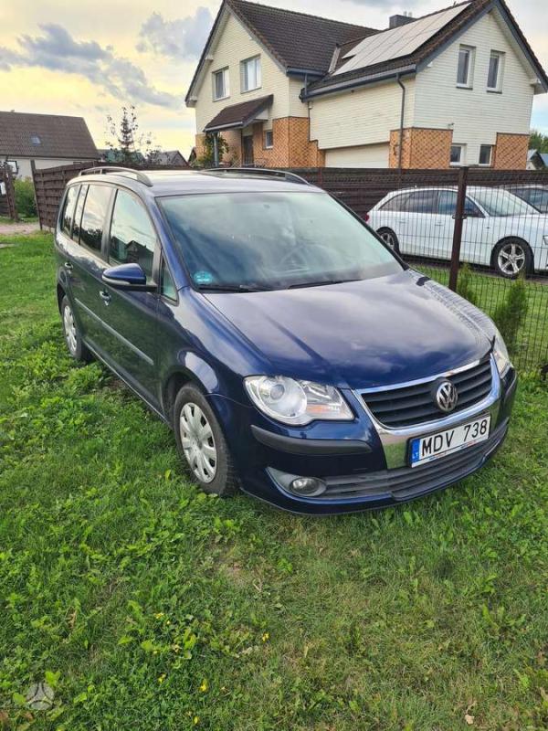 Volkswagen Touran 2009 in Kaisiadorys on AUTOMOTO.COM.LV Blue Volkswagen Touran 2009 in Kaisiadorys, with an engine capacity of 1.90 L and mileage of 397 thousand km for 1849 €, photo 3 on AUTOMOTO.COM.LV