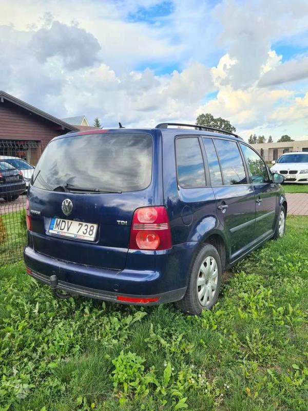 Volkswagen Touran 2009 in Kaisiadorys on AUTOMOTO.COM.LV Blue Volkswagen Touran 2009 in Kaisiadorys, with an engine capacity of 1.90 L and mileage of 397 thousand km for 1849 €, photo 5 on AUTOMOTO.COM.LV