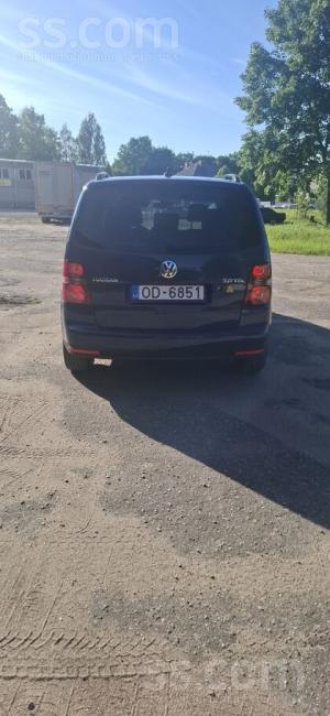Zils Volkswagen Touran 2010 Rēzekne, ar dzinēja tilpumu 2.00 L un nobraukumu 251 tūkst. km par 4250 €, foto 4 vietnē AUTOMOTO.COM.LV