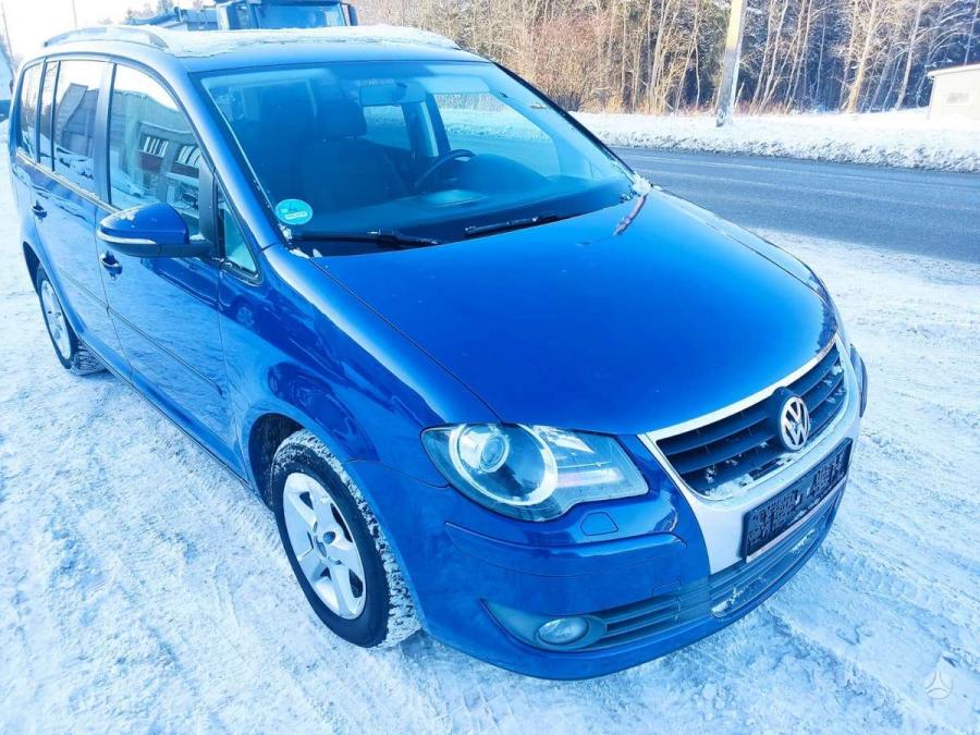 Blue Volkswagen Touran 2010 in Utena, with an engine capacity of 1.39 L and mileage of 256 thousand km for 3100 €, photo 1 on AUTOMOTO.COM.LV