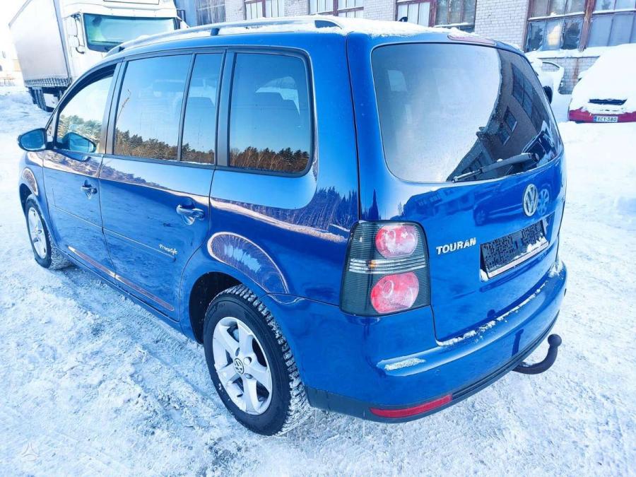 Blue Volkswagen Touran 2010 in Utena, with an engine capacity of 1.39 L and mileage of 256 thousand km for 3100 €, photo 5 on AUTOMOTO.COM.LV
