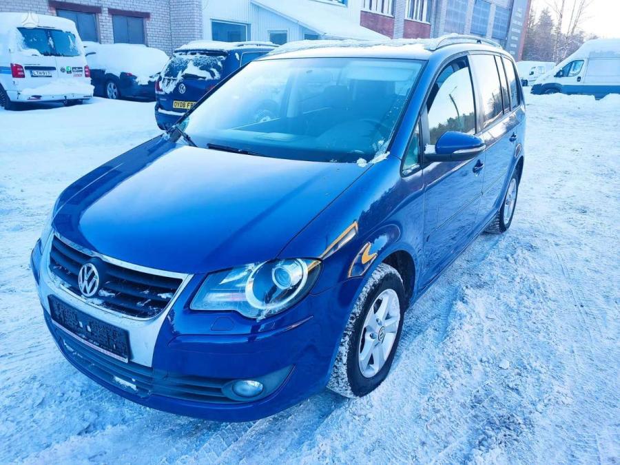 Blue Volkswagen Touran 2010 in Utena, with an engine capacity of 1.39 L and mileage of 256 thousand km for 3100 €, photo 9 on AUTOMOTO.COM.LV