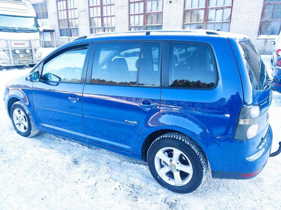 Blue Volkswagen Touran 2010 in Utena, with an engine capacity of 1.39 L and mileage of 256 thousand km for 3100 €, photo 10 on AUTOMOTO.COM.LV