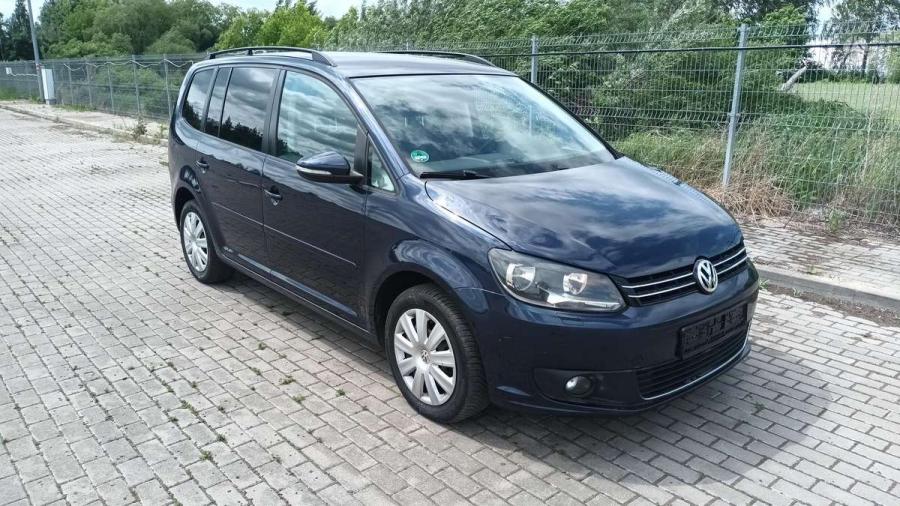 Blue Volkswagen Touran 2010 in Marijampole, with an engine capacity of 1.97 L and mileage of 298 thousand km for 4600 €, photo 4 on AUTOMOTO.COM.LV