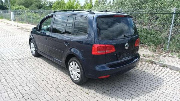 Blue Volkswagen Touran 2010 in Marijampole, with an engine capacity of 1.97 L and mileage of 298 thousand km for 4600 €, photo 4 on AUTOMOTO.COM.LV