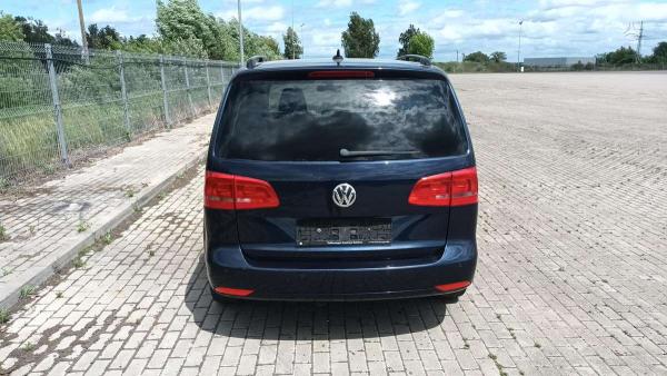 Blue Volkswagen Touran 2010 in Marijampole, with an engine capacity of 1.97 L and mileage of 298 thousand km for 4600 €, photo 5 on AUTOMOTO.COM.LV