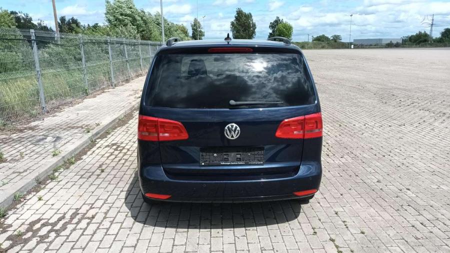 Blue Volkswagen Touran 2010 in Marijampole, with an engine capacity of 1.97 L and mileage of 298 thousand km for 4600 €, photo 6 on AUTOMOTO.COM.LV