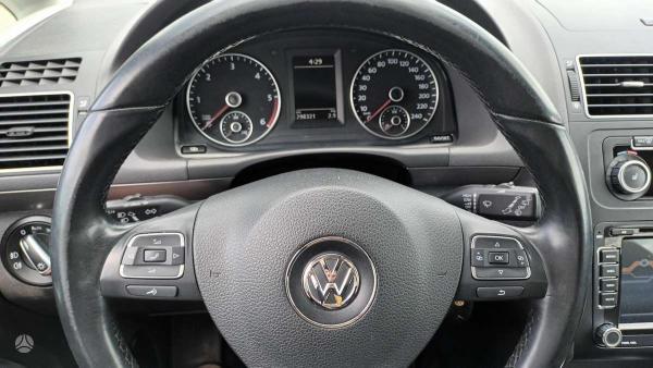 Blue Volkswagen Touran 2010 in Marijampole, with an engine capacity of 1.97 L and mileage of 298 thousand km for 4600 €, photo 7 on AUTOMOTO.COM.LV