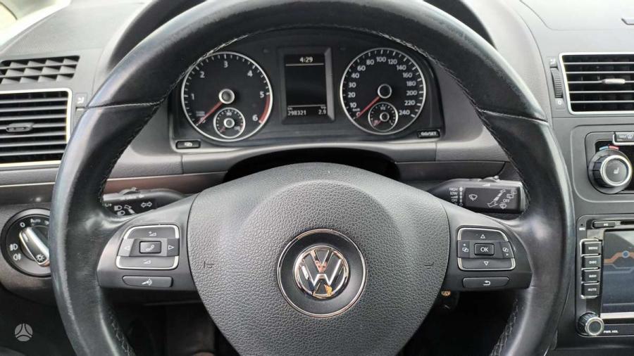 Blue Volkswagen Touran 2010 in Marijampole, with an engine capacity of 1.97 L and mileage of 298 thousand km for 4600 €, photo 8 on AUTOMOTO.COM.LV