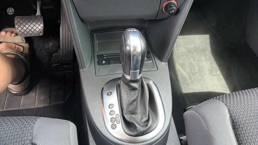 Blue Volkswagen Touran 2010 in Marijampole, with an engine capacity of 1.97 L and mileage of 298 thousand km for 4600 €, photo 12 on AUTOMOTO.COM.LV