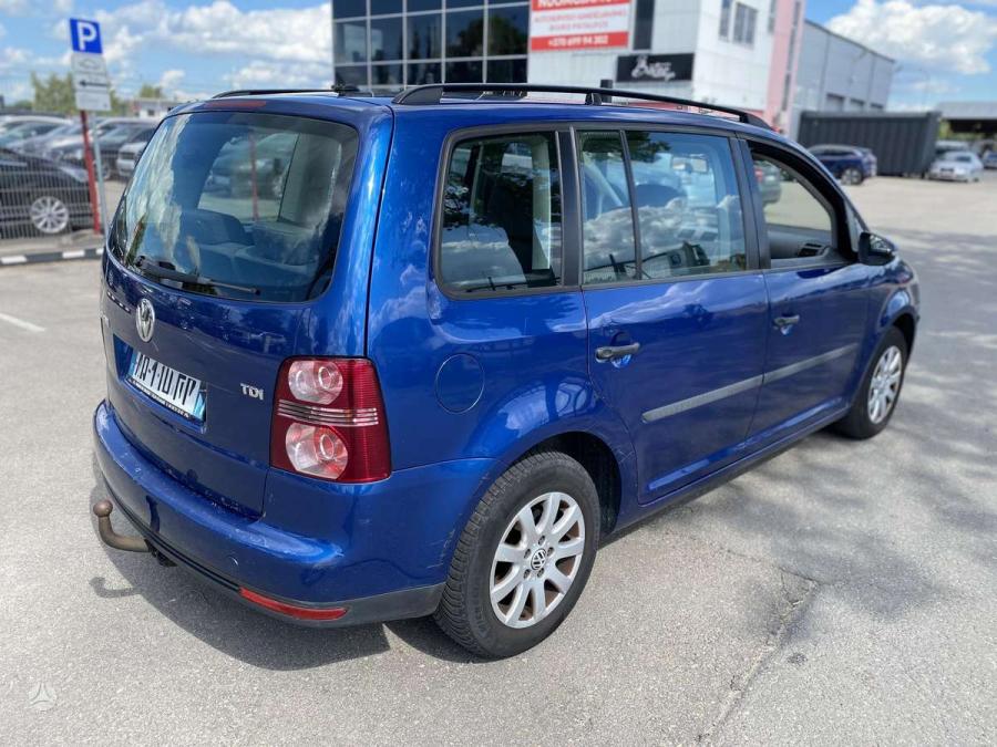 Zils Volkswagen Touran 2010 Tauragė, ar dzinēja tilpumu 1.90 L un nobraukumu 303 tūkst. km par 2900 €, foto 7 vietnē AUTOMOTO.COM.LV