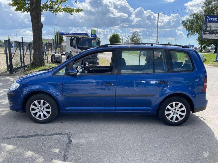 Zils Volkswagen Touran 2010 Tauragė, ar dzinēja tilpumu 1.90 L un nobraukumu 303 tūkst. km par 2900 €, foto 8 vietnē AUTOMOTO.COM.LV