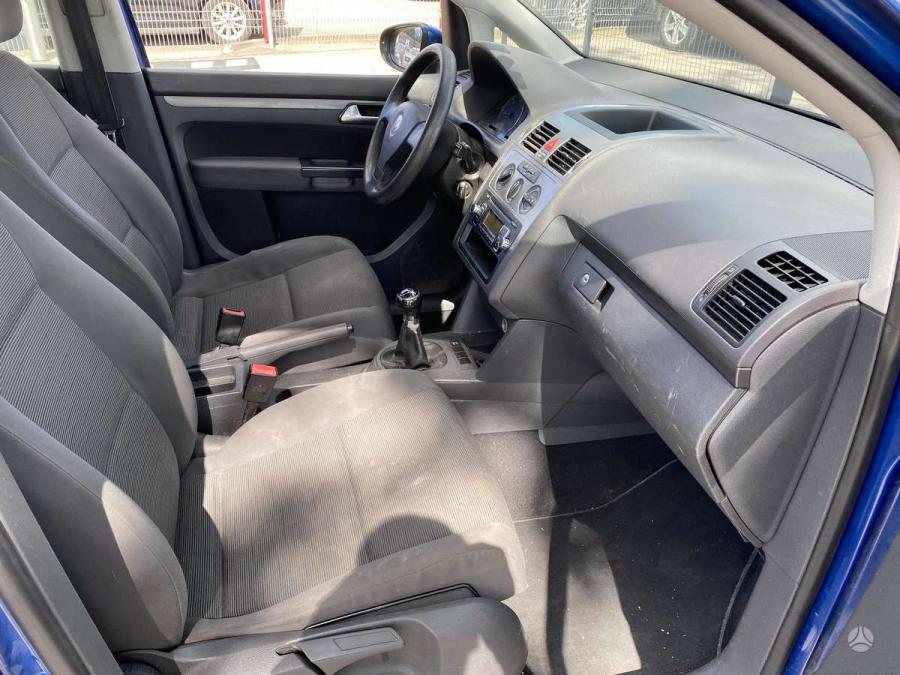 Zils Volkswagen Touran 2010 Tauragė, ar dzinēja tilpumu 1.90 L un nobraukumu 303 tūkst. km par 2900 €, foto 13 vietnē AUTOMOTO.COM.LV