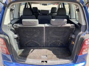 Zils Volkswagen Touran 2010 Tauragė, ar dzinēja tilpumu 1.90 L un nobraukumu 303 tūkst. km par 2900 €, foto 15 vietnē AUTOMOTO.COM.LV