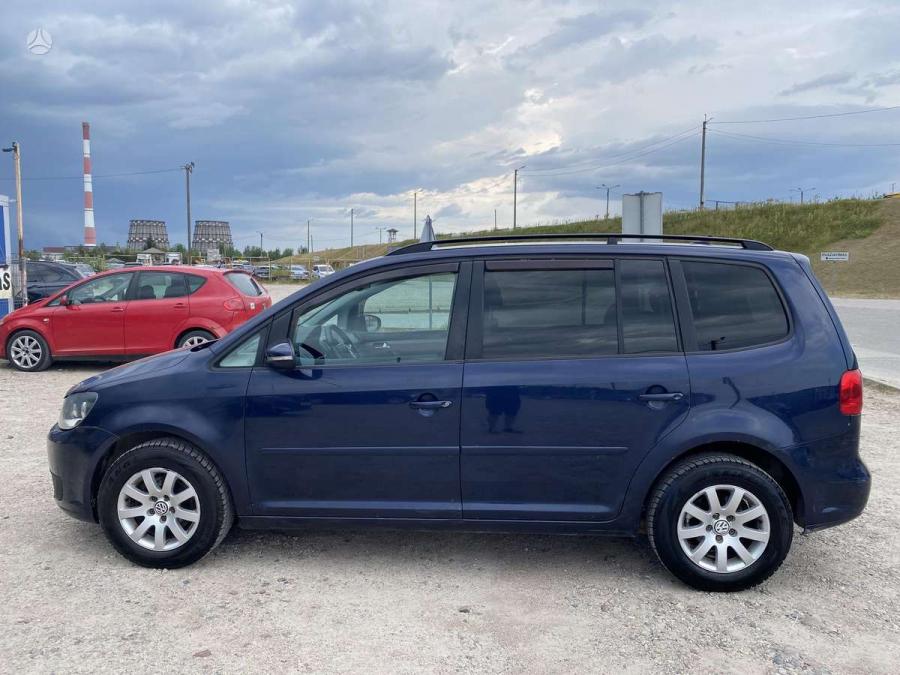 Zils Volkswagen Touran 2010 Viļņa, ar dzinēja tilpumu 1.60 L un nobraukumu 665 tūkst. km par 1600 €, foto 3 vietnē AUTOMOTO.COM.LV