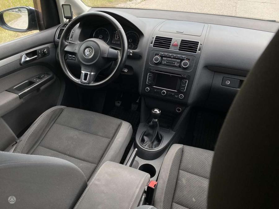 Zils Volkswagen Touran 2010 Viļņa, ar dzinēja tilpumu 1.60 L un nobraukumu 665 tūkst. km par 1600 €, foto 13 vietnē AUTOMOTO.COM.LV