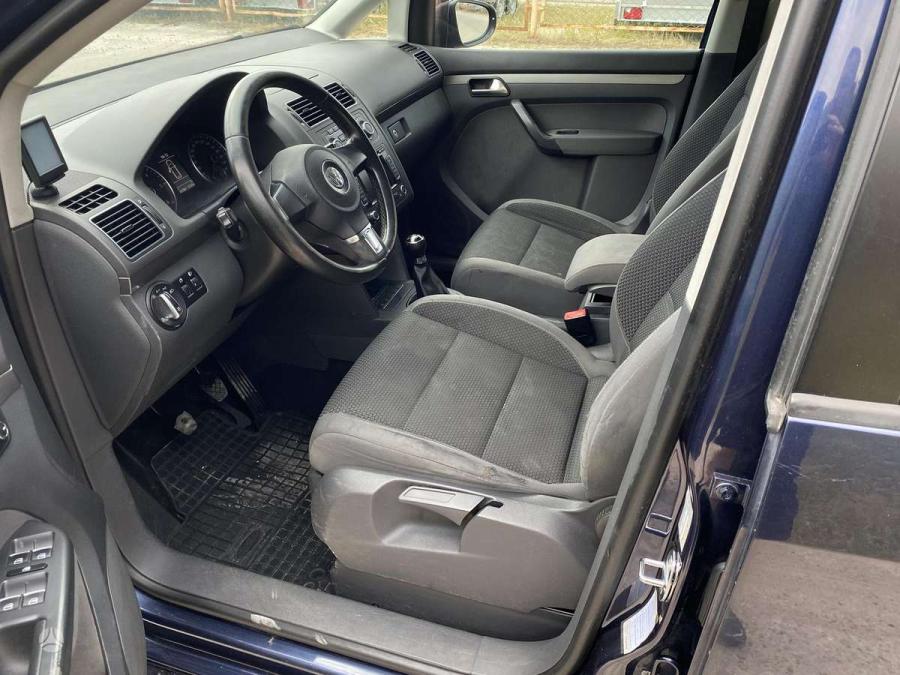 Zils Volkswagen Touran 2010 Viļņa, ar dzinēja tilpumu 1.60 L un nobraukumu 665 tūkst. km par 1600 €, foto 14 vietnē AUTOMOTO.COM.LV