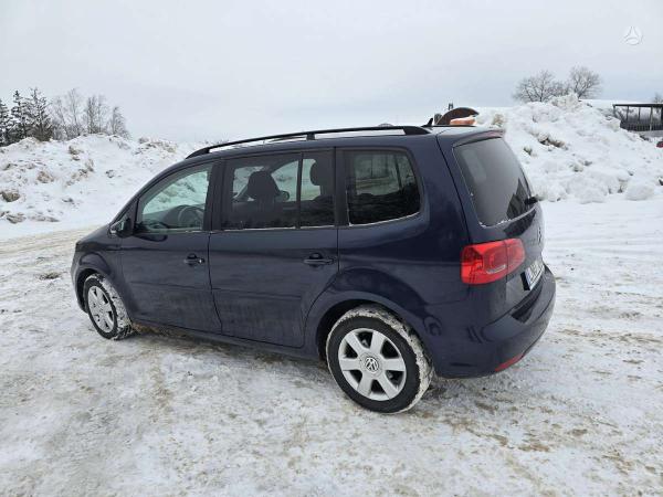 Blue Volkswagen Touran 2011 in Ukmerge, with an engine capacity of 1.97 L and mileage of 260 thousand km for 5200 €, photo 3 on AUTOMOTO.COM.LV