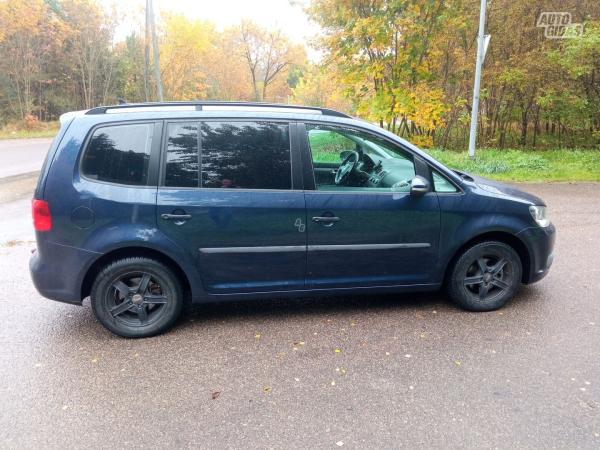 Blue Volkswagen Touran 2011 in Vilnius, with an engine capacity of 1.60 L and mileage of 341 thousand km for 4890 €, photo 8 on AUTOMOTO.COM.LV