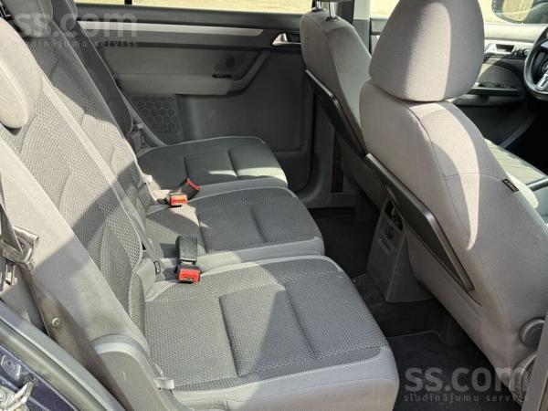 Blue Volkswagen Touran 2011 in Jelgava, with an engine capacity of 1.60 L and mileage of 345 thousand km for 2600 €, photo 4 on AUTOMOTO.COM.LV
