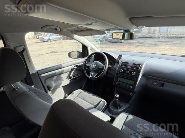 Blue Volkswagen Touran 2011 in Jelgava, with an engine capacity of 1.60 L and mileage of 345 thousand km for 2600 €, photo 5 on AUTOMOTO.COM.LV