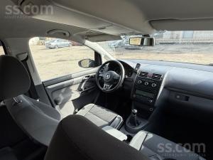 Blue Volkswagen Touran 2011 in Jelgava, with an engine capacity of 1.60 L and mileage of 345 thousand km for 2600 €, photo 6 on AUTOMOTO.COM.LV