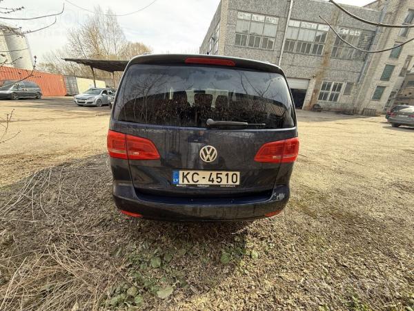 Blue Volkswagen Touran 2011 in Jelgava, with an engine capacity of 1.60 L and mileage of 345 thousand km for 2600 €, photo 6 on AUTOMOTO.COM.LV