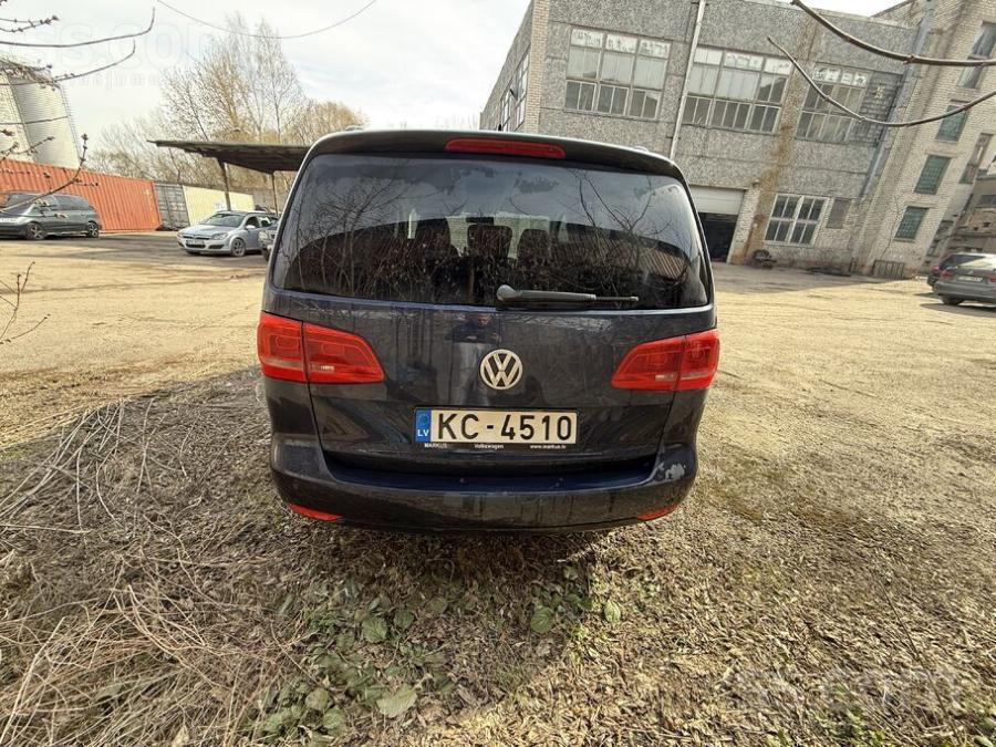 Blue Volkswagen Touran 2011 in Jelgava, with an engine capacity of 1.60 L and mileage of 345 thousand km for 2600 €, photo 7 on AUTOMOTO.COM.LV