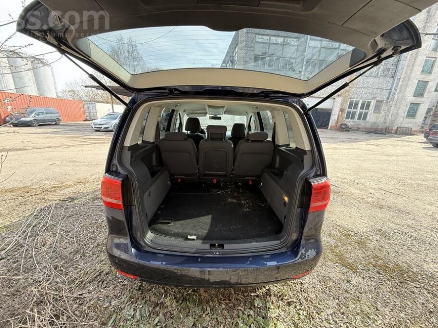 Blue Volkswagen Touran 2011 in Jelgava, with an engine capacity of 1.60 L and mileage of 345 thousand km for 2600 €, photo 8 on AUTOMOTO.COM.LV