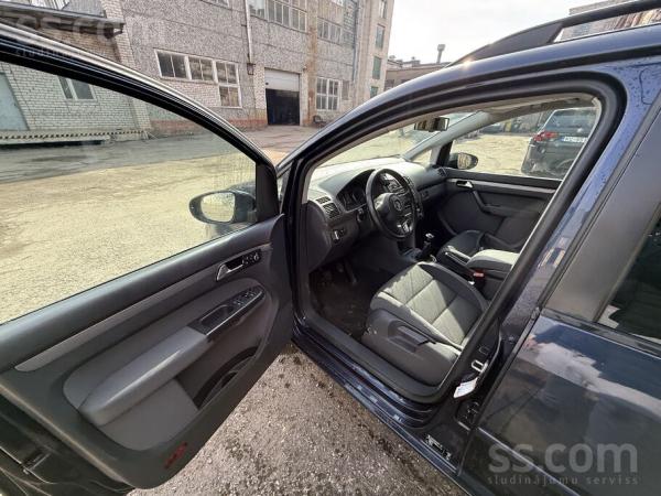Blue Volkswagen Touran 2011 in Jelgava, with an engine capacity of 1.60 L and mileage of 345 thousand km for 2600 €, photo 8 on AUTOMOTO.COM.LV