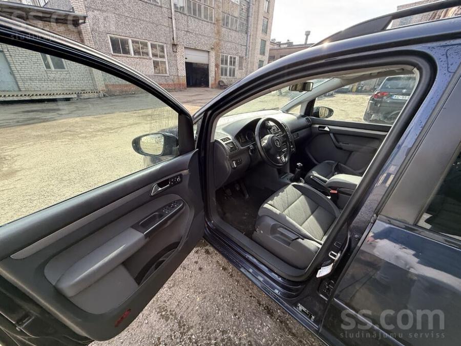 Blue Volkswagen Touran 2011 in Jelgava, with an engine capacity of 1.60 L and mileage of 345 thousand km for 2600 €, photo 9 on AUTOMOTO.COM.LV