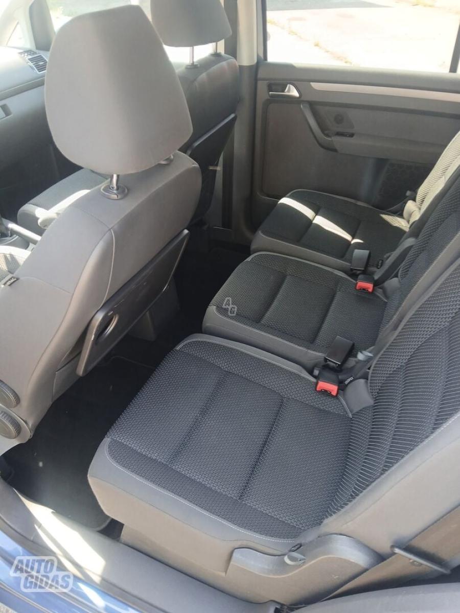 Zils Volkswagen Touran 2011 Radviliškis, ar dzinēja tilpumu 1.60 L un nobraukumu 280 tūkst. km par 4300 €, foto 11 vietnē AUTOMOTO.COM.LV