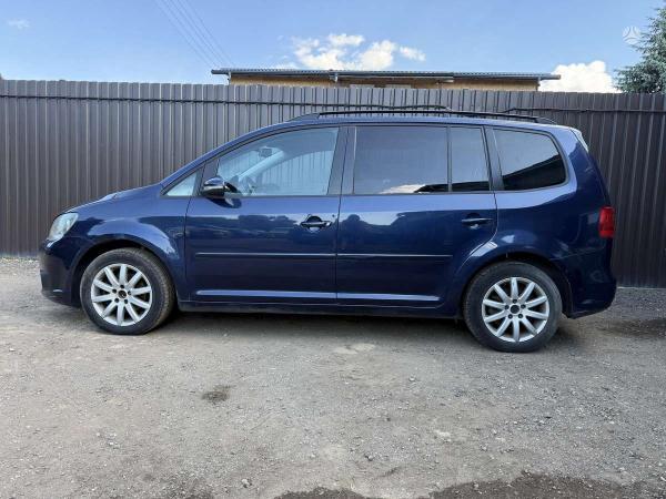 Blue Volkswagen Touran 2011 in Kaunas, with an engine capacity of 1.60 L and mileage of 207 thousand km for 3400 €, photo 2 on AUTOMOTO.COM.LV