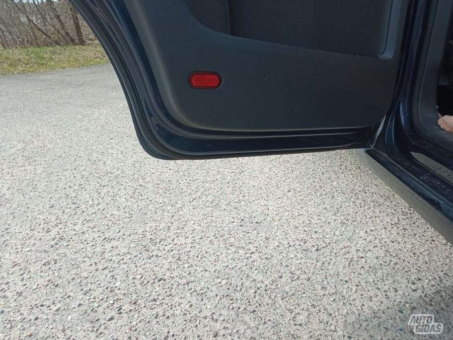 Zils Volkswagen Touran 2011 Viļņa, ar dzinēja tilpumu 1.60 L un nobraukumu 342 tūkst. km par 4890 €, foto 14 vietnē AUTOMOTO.COM.LV