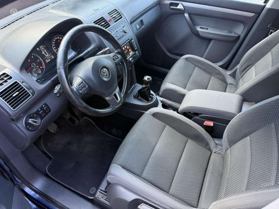 Zils Volkswagen Touran 2011 Kauņa, ar dzinēja tilpumu 1.60 L un nobraukumu 208 tūkst. km par 3300 €, foto 12 vietnē AUTOMOTO.COM.LV