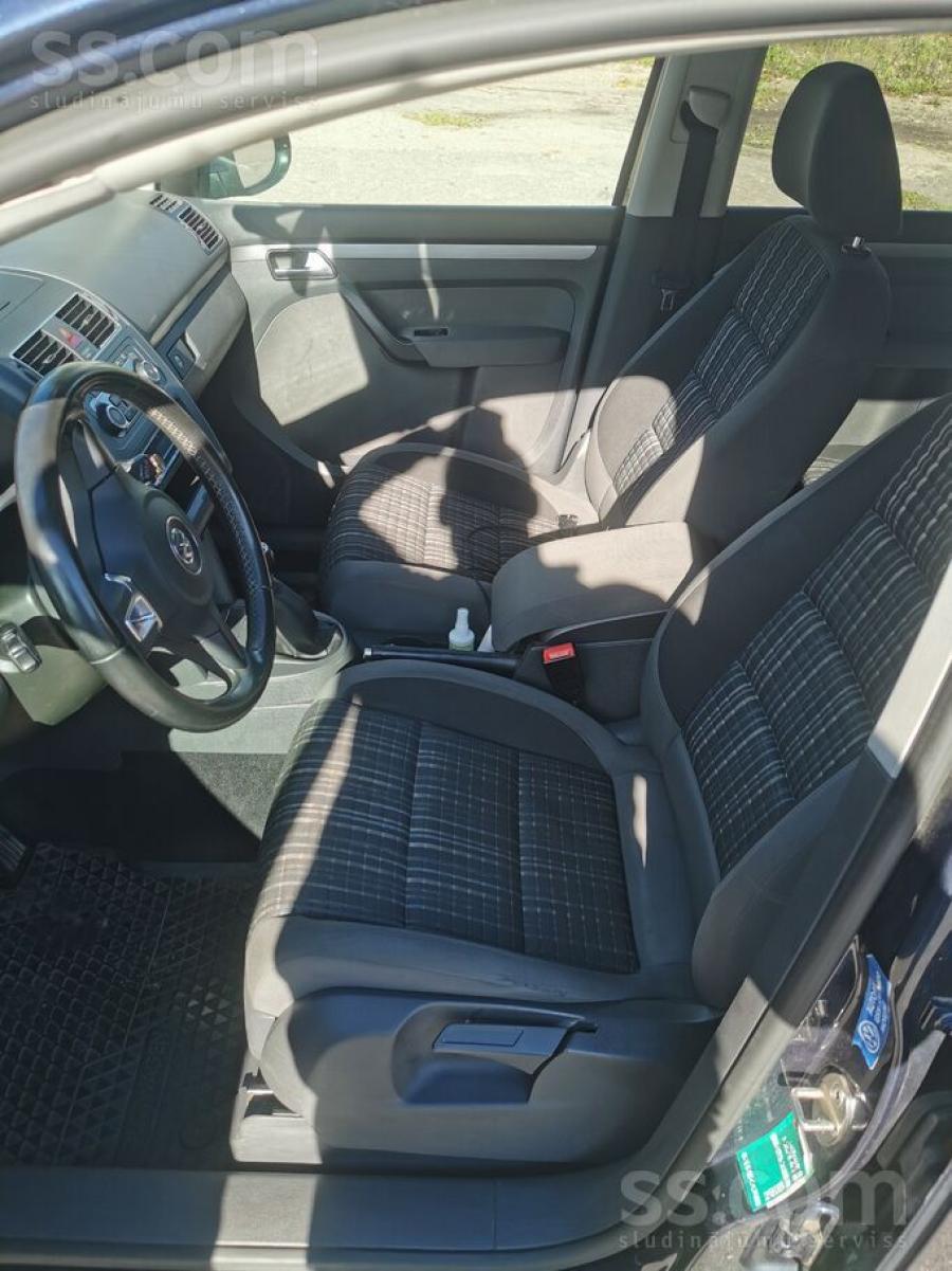 Zils Volkswagen Touran 2011 Rīga, ar dzinēja tilpumu 2.00 L un nobraukumu 335 tūkst. km par 4999 €, foto 6 vietnē AUTOMOTO.COM.LV
