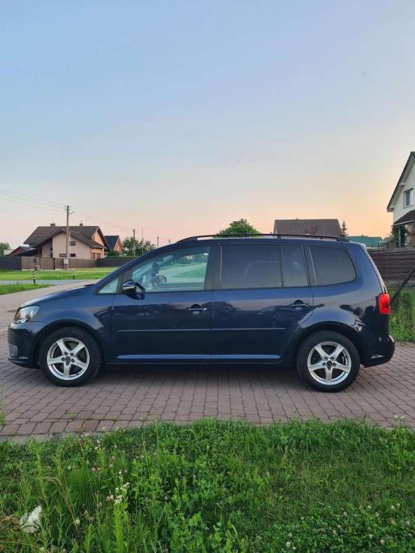 Blue Volkswagen Touran 2011 in Kaisiadorys, with an engine capacity of 1.97 L and mileage of 256 thousand km for 5350 €, photo 8 on AUTOMOTO.COM.LV
