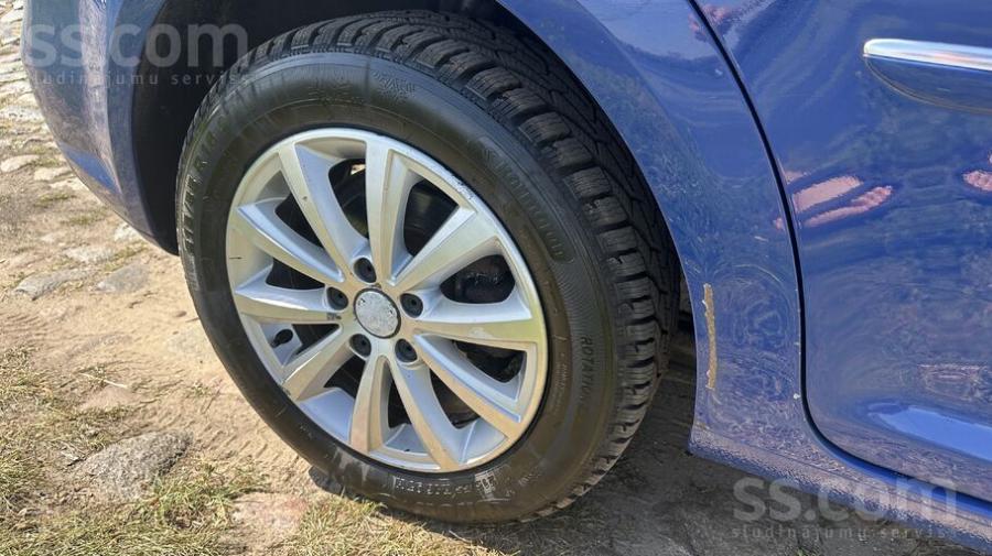 Zils Volkswagen Touran 2011 Rīga, ar dzinēja tilpumu 2.00 L un nobraukumu 330 tūkst. km par 4750 €, foto 8 vietnē AUTOMOTO.COM.LV