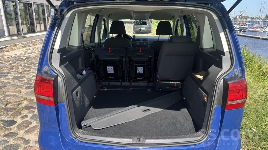 Zils Volkswagen Touran 2011 Rīga, ar dzinēja tilpumu 2.00 L un nobraukumu 330 tūkst. km par 4750 €, foto 10 vietnē AUTOMOTO.COM.LV