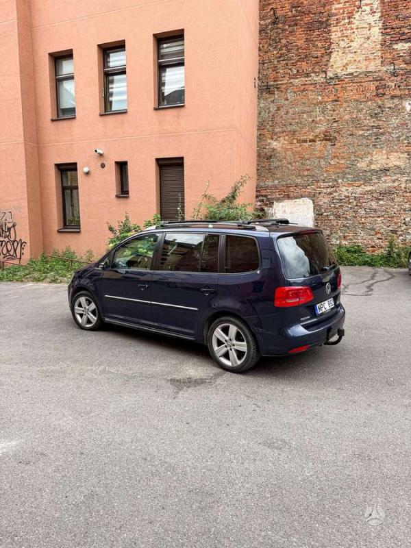 Blue Volkswagen Touran 2011 in Kaunas, with an engine capacity of 1.97 L and mileage of 347 thousand km for 5600 €, photo 6 on AUTOMOTO.COM.LV