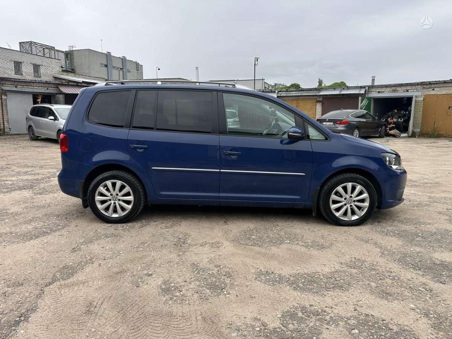 Blue Volkswagen Touran 2011 in Kaunas, with an engine capacity of 1.60 L and mileage of 308 thousand km for 4500 €, photo 5 on AUTOMOTO.COM.LV
